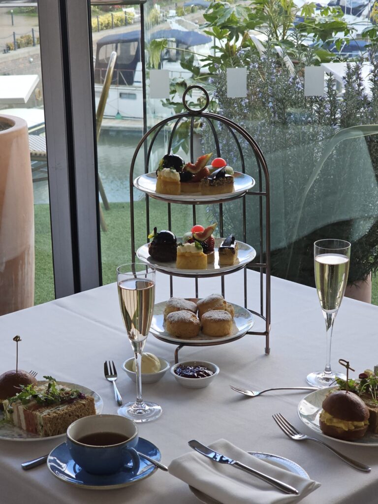 England – Coronation fever grips London, Hotels organize ‘King’s Tipple ...